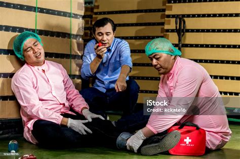 공장 근로자의 작업에서 응급 처치 지원 사고 남성 근로자가 창고 부지 바닥에서 사고가 발생했습니다 3 명에 대한 스톡 사진 및 기타 이미지 Istock