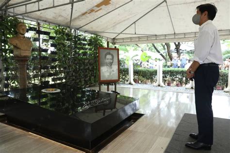 Marcos Visits Tomb Of Late Father At The Libingan Ng Mga Bayani The