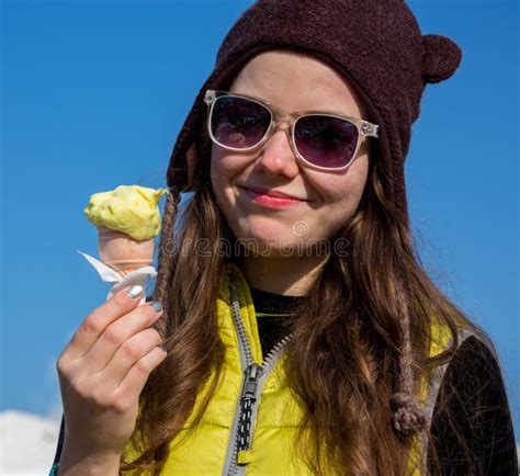 Внешний портрет моды крупного плана девушки молодого битника шальной есть мороженое в жаркой