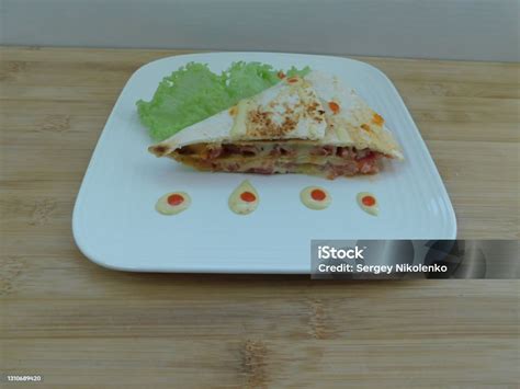 케사딜라 멕시코 패스트 푸드 흰 접시에 담긴 채소로 채워진 플랫브레드 0명에 대한 스톡 사진 및 기타 이미지 0명 고기 구아카몰 Istock