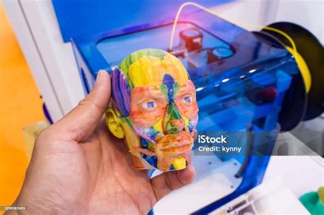 인간의 손 첨가제 기술 및 미래 지향적 인 개념으로 얼굴의 다채로운 근육의 형태로 3d 프린터에 인쇄 된 모델 3차원 형태에 대한 스톡 사진 및 기타 이미지 Istock