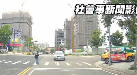 新聞 台中轎車不讓行人 囂張逆向違停人行道 網：行人地獄惡劣版 Taichungbun板 Disp Bbs