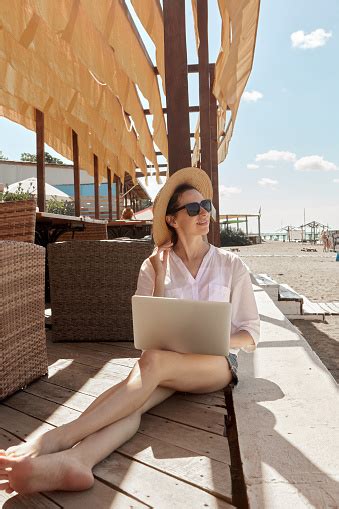해변에서 노트북 컴퓨터를 사용하는 젊은 여성 프리랜서 작업 개념 바다 전망야외 카페 테라스에서 열대 해변의 카페에서 노트북을 사용하는 예쁜 젊은 여성 업무 및 여행 30