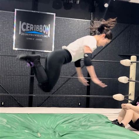 芦田美歩さんのインスタグラム写真 芦田美歩instagram「 女子プロレス企画がスタートして 今週で8週目に突入しました🤼🔥 30回1セットだったスクワットも100回になっ
