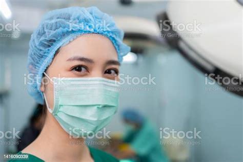 의료 마스크를 착용한 아시아 여성 외과 의사가 병원의 수술실에 서 있는 초상화 전문 외과 의사 팀 의료응급의료 서비스 개념 간호사에 대한 스톡 사진 및 기타 이미지 Istock