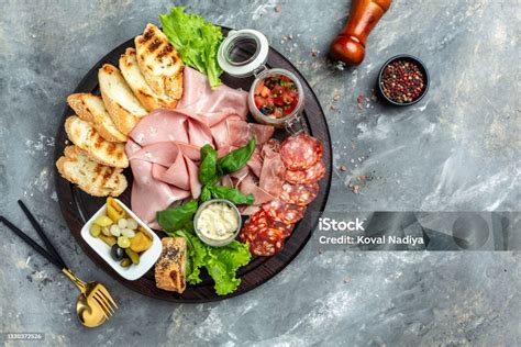 고기 전채 프로슈토를 곁들인 안티파스토 플래터 냉고기 접시 바질 토마토 올리브 샐러드로 장식된 햄 살라미 슬라이스 배너 메뉴 텍스트 레시피 장소 상단 보기 꼭대기에 대한