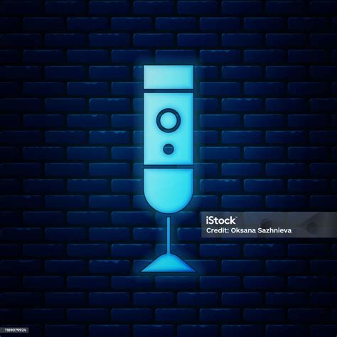 벽돌 벽 배경에 격리 빛나는 네온 블렌더 아이콘 그릇 주방 전기 고정 믹서기 스무디 칵테일 또는 주스 요리 벡터 일러스트레이션 가정 생활에 대한 스톡 벡터 아트 및 기타