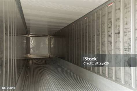 컨테이너화물 항구 산업 배달 서비스 물류 수입 및 수출 사업 개념에서 복사 공간을 갖춘 운송 운송 및 물류를위한 빈 내부 선적화물 컨테이너 0명에 대한 스톡 사진 및 기타