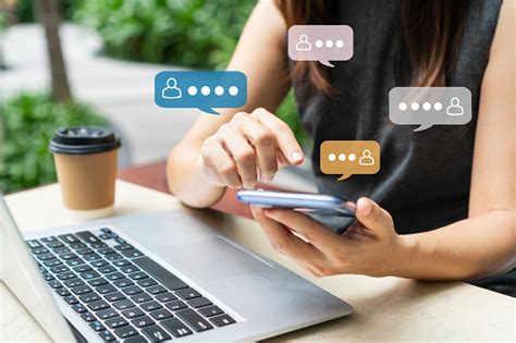 야외 자연 공원 배경에서 그룹 채팅 아이콘이있는 휴대 전화를 사용하여 사업가 손을 닫습니다 비즈니스 및 기술 소셜 미디어 마케팅 개념 공간 복사 클로즈업 소셜 네트워킹에