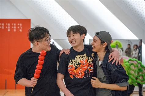 陈小春饰“咸鱼强” 音乐剧《雄狮少年》国语版将在广州首演 极目新闻