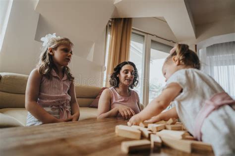 Su Madre Pasa Tiempo De Calidad Con Sus Dos Hijas En Casa Mientras