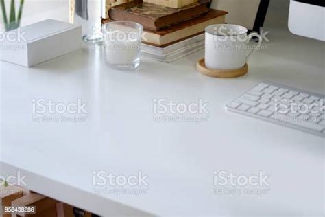 데스크톱 컴퓨터와 커피잔 복사 공간 흰색 나무 테이블 사무실 책상 책상에 대한 스톡 사진 및 기타 이미지 책상 0명 개념 Istock