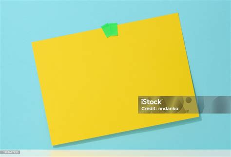 파란색 배경에 붙어있는 빈 직사각형 노란색 용지 비문 발표장소 사무실에 대한 스톡 사진 및 기타 이미지 사무실 0명 공란 Istock