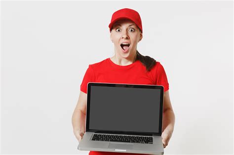 배달 개념입니다 빨간 모자에 있는 여자 T셔츠는 흰색 배경에 고립 광고에 대 한 공간을 복사 빈 빈 화면 Pc 컴퓨터를 들고 택배로 전문 백인 여성 가냘픈에 대한 스톡 사진