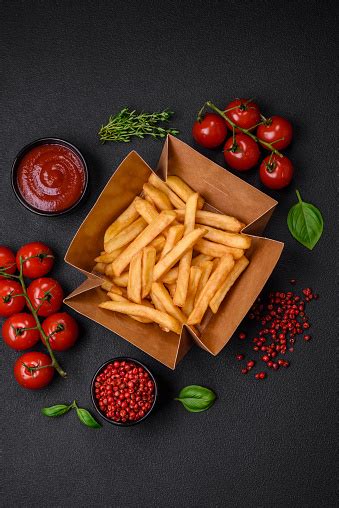 골판지 상자에 소금과 향신료를 곁들인 맛있는 바삭한 감자 튀김 0명에 대한 스톡 사진 및 기타 이미지 0명 감자 요리 감자 칩 Istock