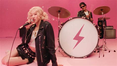 Sự đối Nghịch Giữa Rosé Và Bruno Mars Trước Apt