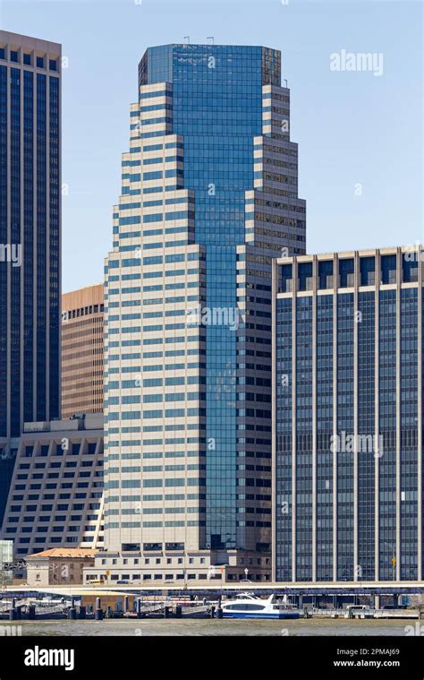 Nyc Financial District The Glass Chamfered Corners Of 32 Old Slip