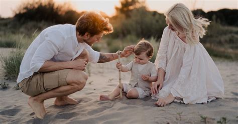 가벼운 가족 가족 시간 가족 유대 걱정 없는 놀이 단란함 단순함 따뜻한 라이프스타일 만족 모래 부드러운 부모 부모의 사랑 사랑 아이를 둔 부모
