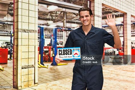 2029세 성인 잘생긴 자식 남성 청년 자동차 정비사 정비사 수리공 수리공 기술자 수리 용 자동차 수리점 에서 작업 중인