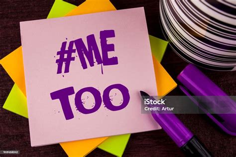 나도 보여주는 텍스트 기호 개념 사진 강한 성장 하 고 학대 성희롱 폭행 옆 나무 배경 표식에 스티커 메모 종이 컵에 작성 보고 충분히 용감한 0명에 대한 스톡 사진 및