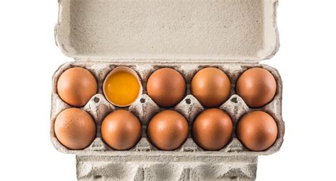 흰색에 고립 된 깨진 계란과 패터 트레이에 신선한 닭 고기 계란 가금류에 대한 스톡 사진 및 기타 이미지 가금류 갈색 개념 Istock