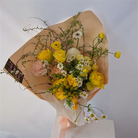 토이플라워스튜디오 화성꽃집 동탄2꽃집 영천동꽃집 동탄졸업식꽃다발 프로포즈 웨딩부케 플라워클래스 주말필요하신 꽃은 미리 예약주세요🤍💛 특히 일요일은 예약위주로 마감될 수