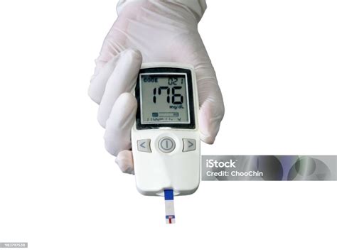 약 당뇨병 Glycemia 건강 관리 및 사람들 개념nerse Glucometer 및 테스트 스트라이프 혈액 포도 당 설탕 수준의 검사의 종료 포도당에 대한 스톡 사진 및