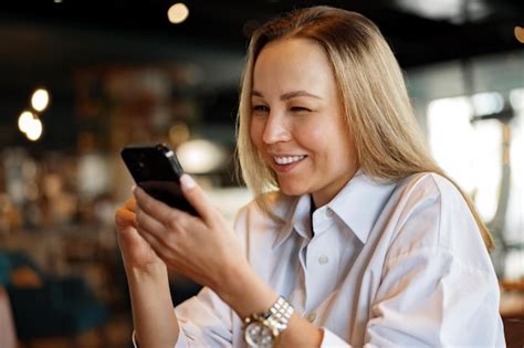 Premium Photo Woman Typing Text Message On Smart Phone While Sitting In A Cafe