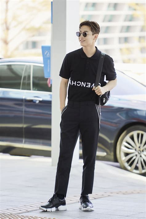 헨리 댄디한 올블랙 공항패션으로 젠틀미 물씬 디지틀조선일보 디조닷컴 dizzo