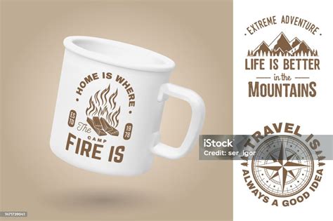 흰색 캠핑 컵 샘플 디자인이 있는 현실적인 머그 모형 템플릿입니다 벡터 3d 그림입니다 집은 모닥불이 있는 곳입니다 여름 캠프