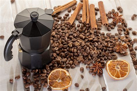 이탈리아 커피 냄비 흰색 나무 바탕에 커피콩 가득합니다 공간에 복사 합니다 갈색에 대한 스톡 사진 및 기타 이미지 갈색