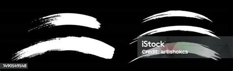 흰색 곡선 브러시 라인 반쯤 둥근 얼룩 손으로 그린 곡선 그런지 브러시 라인의 집합입니다 벡터 그림 개체 그룹에 대한 스톡 벡터