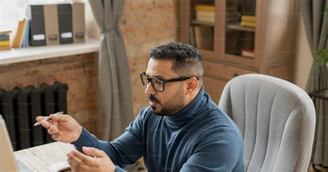 성숙한 자신감 있는 남자 교사가 컴퓨터 모니터 앞에 앉아 온라인 청중에게 수업의 요점을 설명하는 동안 사진 Unsplash의 홈 오피스 이미지