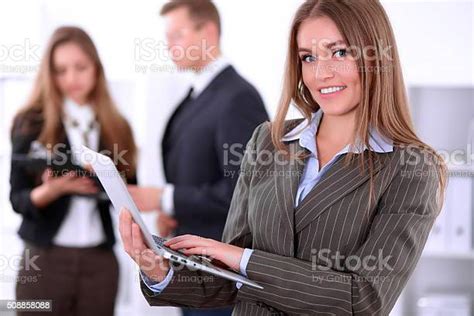 강자를 아름다운 활기참 웃는 여자 실업학교 T 셔츠에 대한 스톡 사진 및 기타 이미지 T 셔츠 갈색 머리 긍정적인 감정 표현 Istock