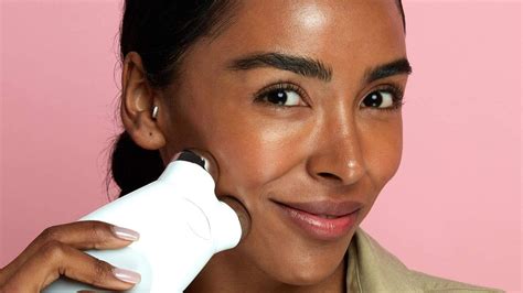 The Benefits Of A Microcurrent Facial Device Cc Mezenc