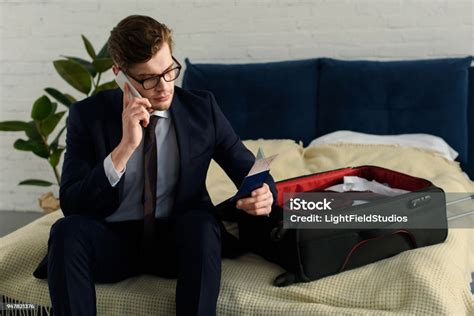 항공권 여권와 스마트폰 얘기 하는 동안 나쁜 가방에 들고 잘생긴 사업가 관광에 대한 스톡 사진 및 기타 이미지 관광 관광객 기업 비즈니스 Istock