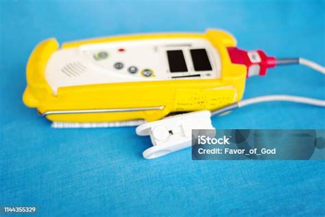 파란색 배경에 산소 헤모글로빈에 대 한 손가락 끝 맥 박 산소 측정기 감지기에 대한 스톡 사진 및 기타 이미지 감지기 건강관리와 의술 검사 보기 Istock