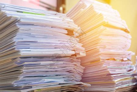 办公桌上的文件堆叠起高清图片下载 正版图片504994686 摄图网