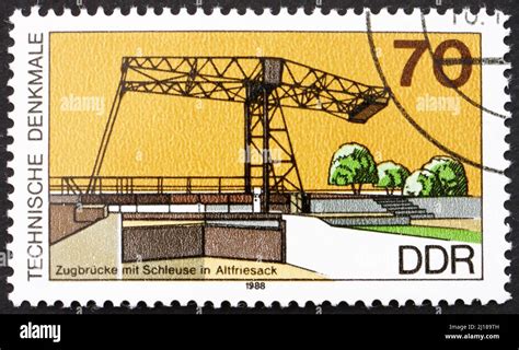 Ddr Um 1988 Eine In Der Ddr Gedruckte Briefmarke Zeigt Schiffshebewerk Und Brücke