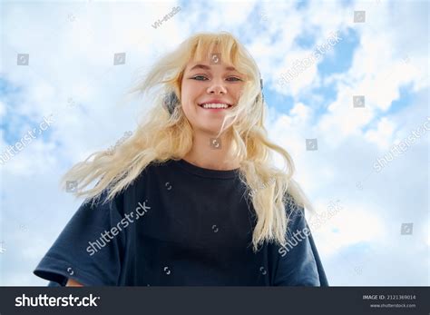 11348 Girl Looking Down At Camera 图片、库存照片和矢量图 Shutterstock