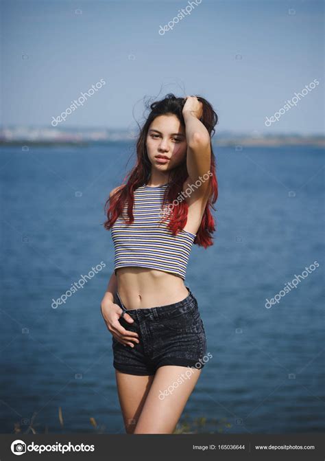 Sexy Linda Jovencita Tocándose El Pelo Un Adolescente Sobre Un Fondo