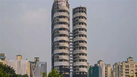 تخریب برج‌های دوقلوی معروف در هند با ۳۷۰۰ کیلو مواد منفجره فیلم