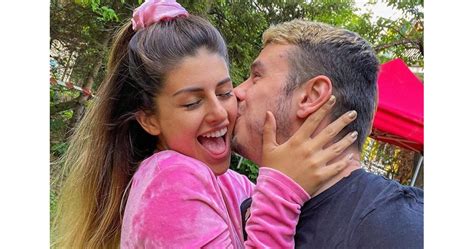 Певицата и актьор опасно близки