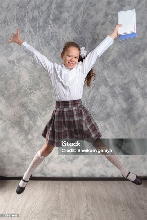 책과 교과서가있는 교복을 입은 여학생이 점프합니다 아동 교육 개념 메모장에 대한 스톡 사진 및 기타 이미지 메모장 아이