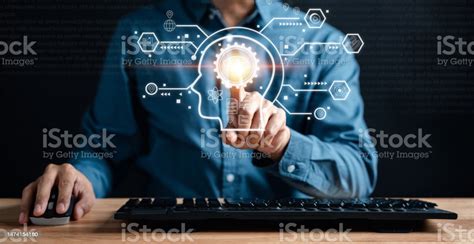 컴퓨터 스마트 인텔리전스 Ai에서 챗봇을 사용하는 사업가 Ai 인공 지능과의 채팅 Openai에 의해 개발 생성 미래 기술 온라인 시스템의 로봇 Brand Name