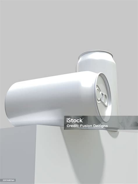 연단에 용기를 포장하는 3d 현실적인 알루미늄 금속 음료 제품 프리젠 테이션 브랜딩 주스 맥주 에너지 콜라 소다 커피 칵테일 또는 음료는 배경에 격리 된 모형 할 수