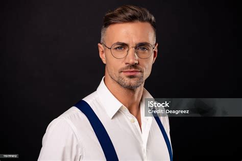 클로즈업 초상화 그의 그는 좋은 찾고 매력적인 수염 남자 안경 안경 전문 이사 뱅 커 Hr 인적 자원 전문가 상어 모집 관 검은 배경에 고립 It 지원에 대한 스톡 사진 및