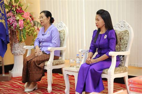 លោក ពៅ សុខ បាននាំយកសៀវភៅចំនួន ៣ប្រភេទ សរុបចំនួន ៥៥០ក្បាល ជូន កាកបាទក្រហមកម្ពុជា សារព័ត៌មាន នគរវត្ត