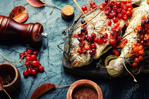 가을 열매를 곁들인 황새치 구이 가막살 나무속을 곁들인 생선 튀김 가막살 나무속 시럽에 구운 생선 사진 배경 및 무료 다운로드를위한 그림 Pngtree