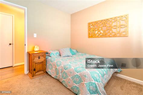 스탠드에 트윈 침대 카펫 및 히말라야 바다 소금 램프와 아늑한 침실 0명에 대한 스톡 사진 및 기타 이미지 0명 가구 가정의 방 Istock